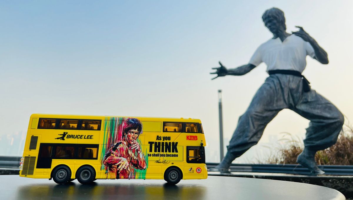 PLAYABLE | K802 - KONSEPT 1:43 Bruce Lee Volvo B8L 遙控雙層巴士 | HKTVmall 香港最大網購平台